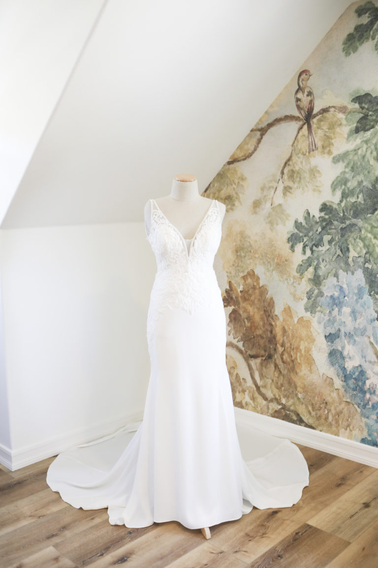 Sierra + Matti's Airbnb Spring Wedding - delaplanning.com